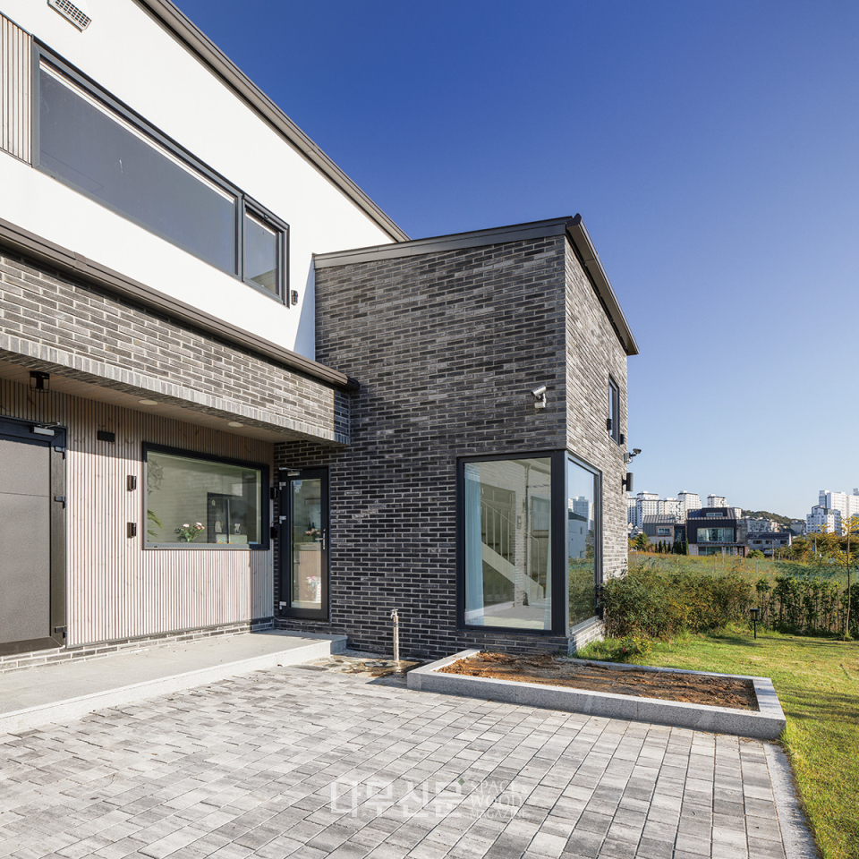 단순함 속에 풍요로운 삶, 따듯하고 조용한 집